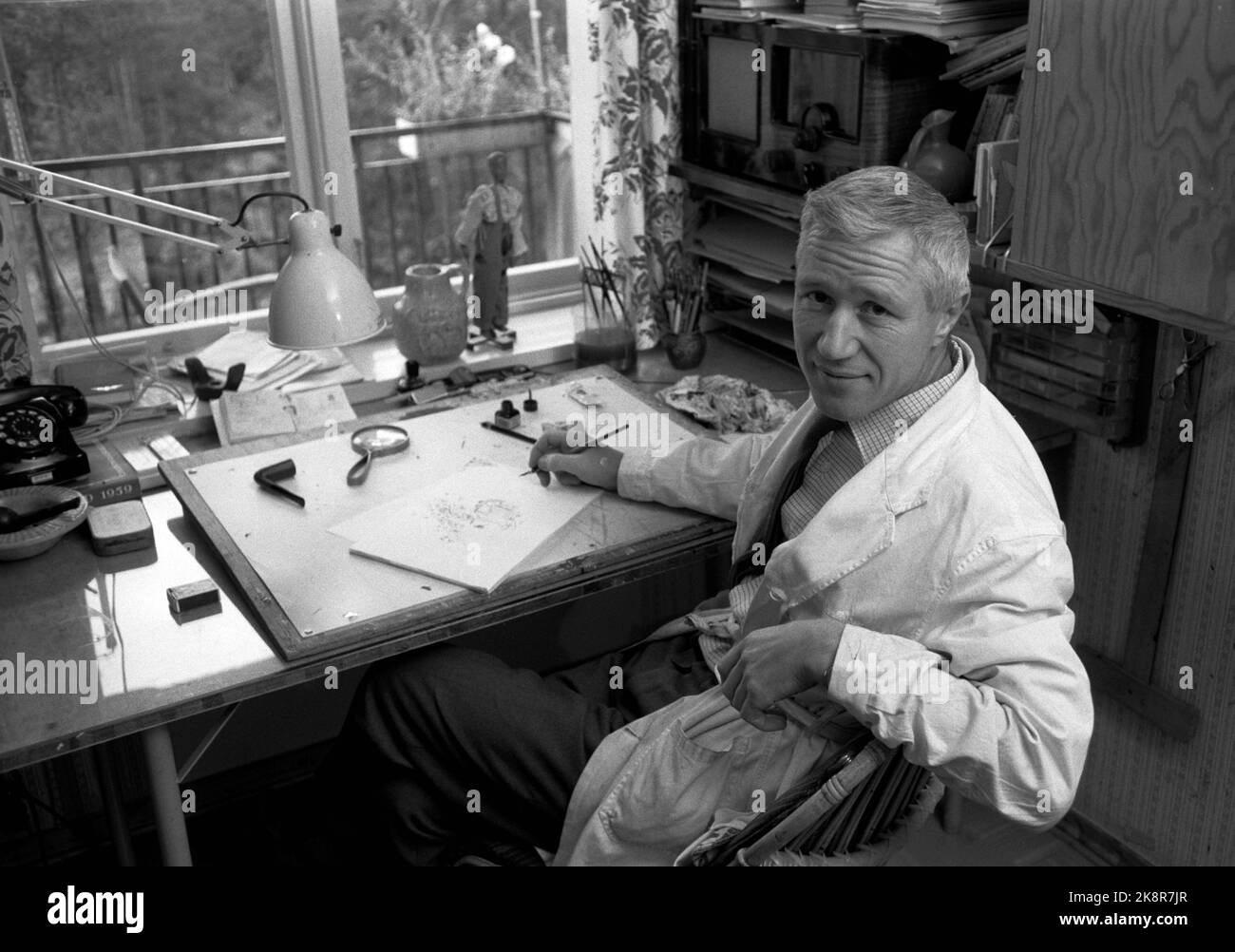 Oslo October 10, 1959. Kjell Aukrust at his workplace in the home. Here ...