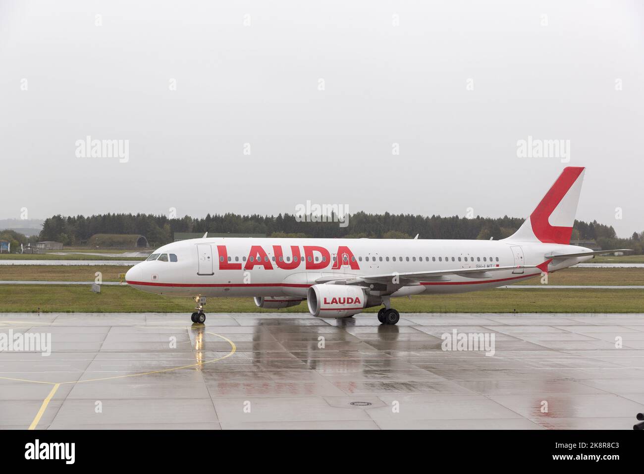 Lauda air airplane Stock Photo - Alamy