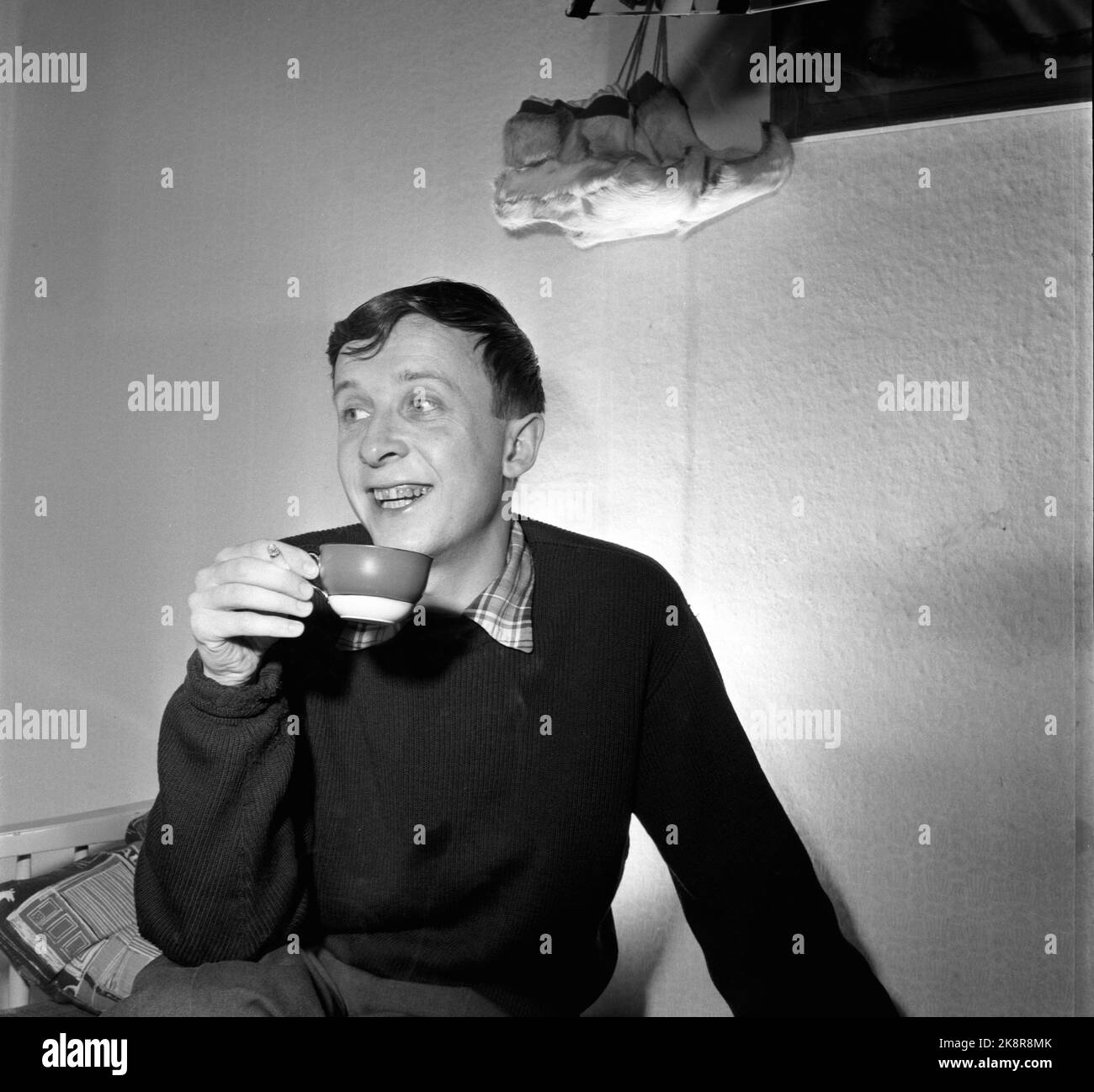 Aage storlokken current ntb smoking alone portrait hi-res stock ...