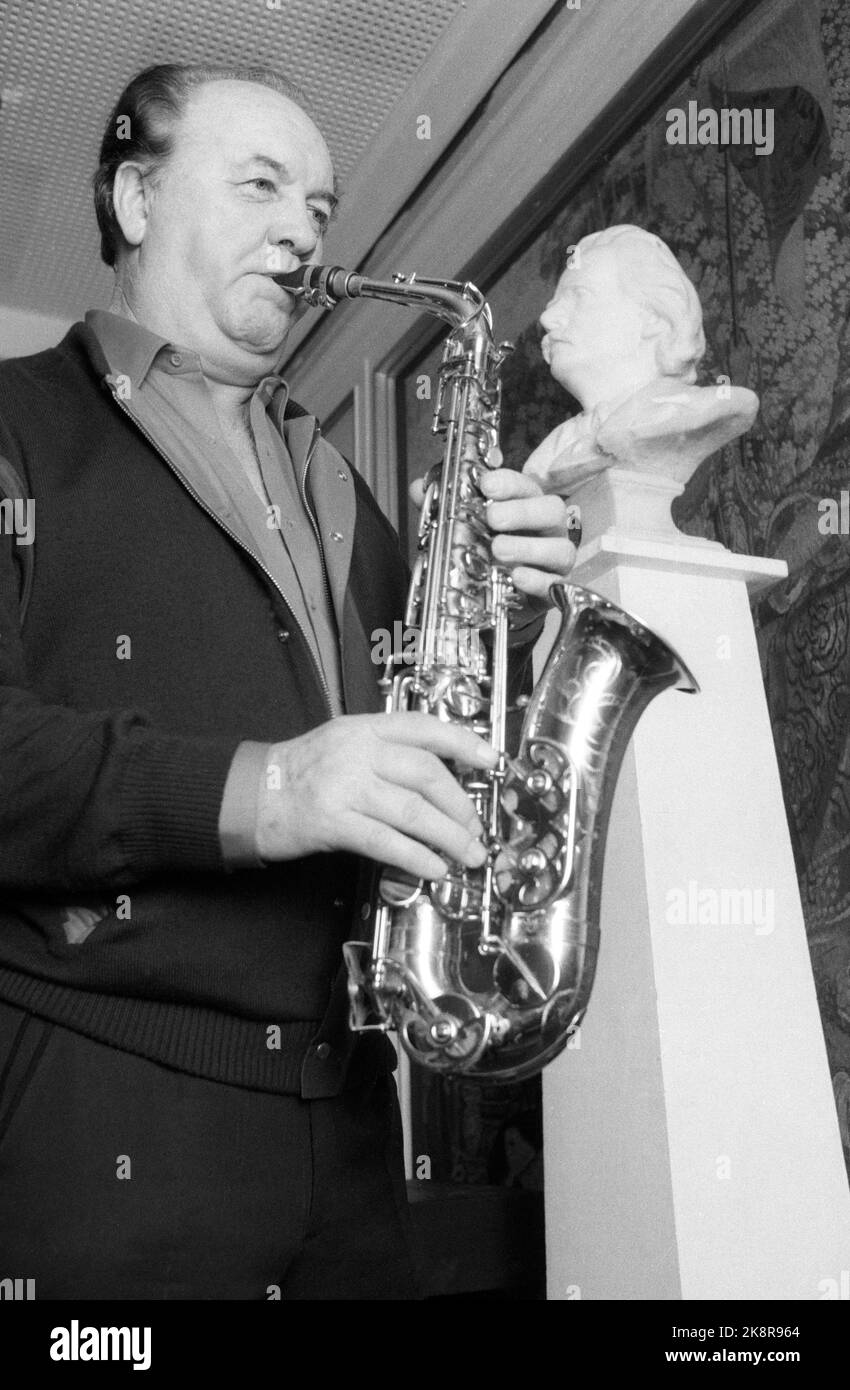 Oslo 19861110. Jazz musician Arne Domnerus with saxophone. He comes ...