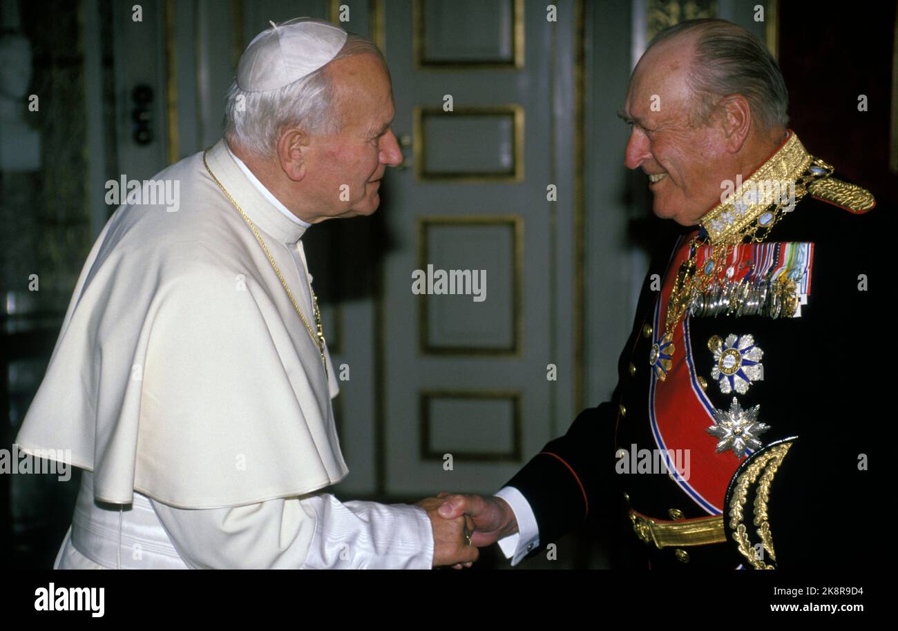 Knut falch ntb the norwegian royal house pope profile handshake hi-res ...