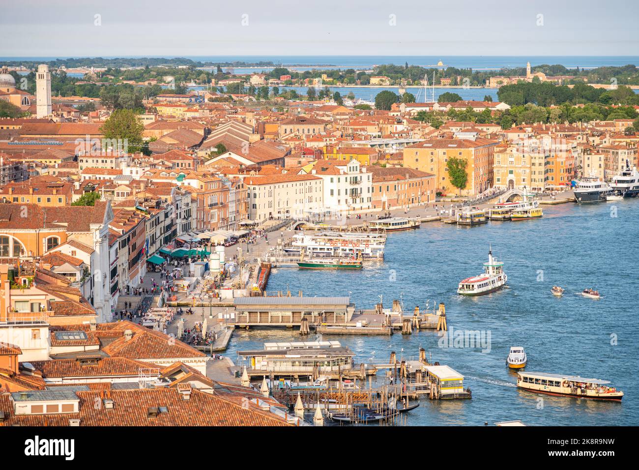 Waterfront promenade venice venezia hi-res stock photography and images ...