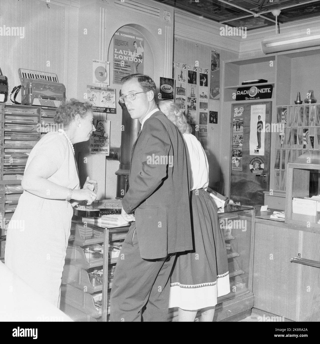 Søgne August 4, 1959. Great booth in Søgne when the fishmonger's ...