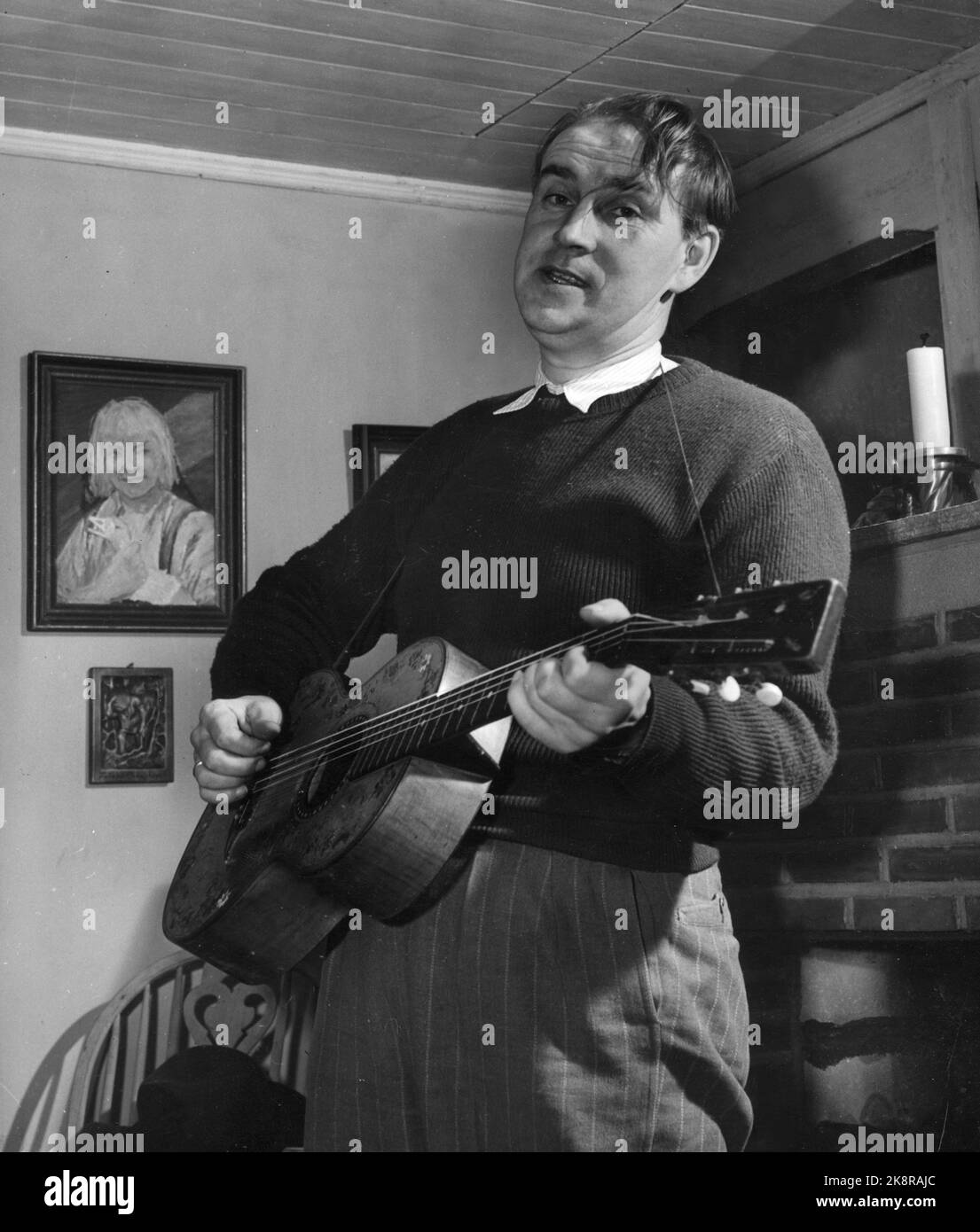 19490122 Home with show singer Alf Prøysen who poses with guitar and ...