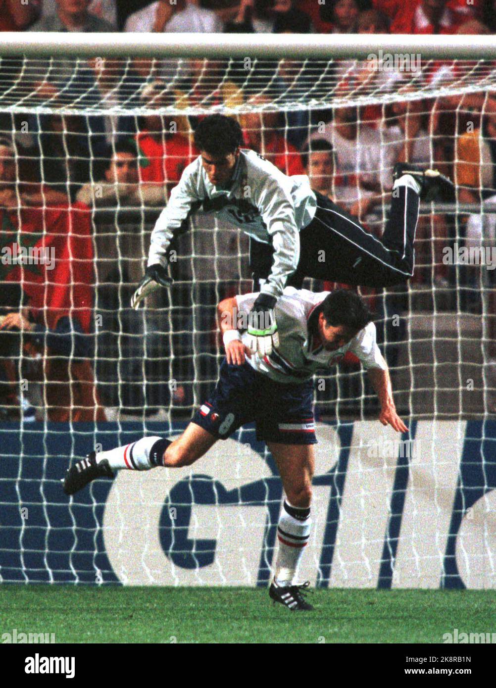 Norway - Morocco 2-2. Øyvind Leonhardsen sends the Moroccan keeper to ...