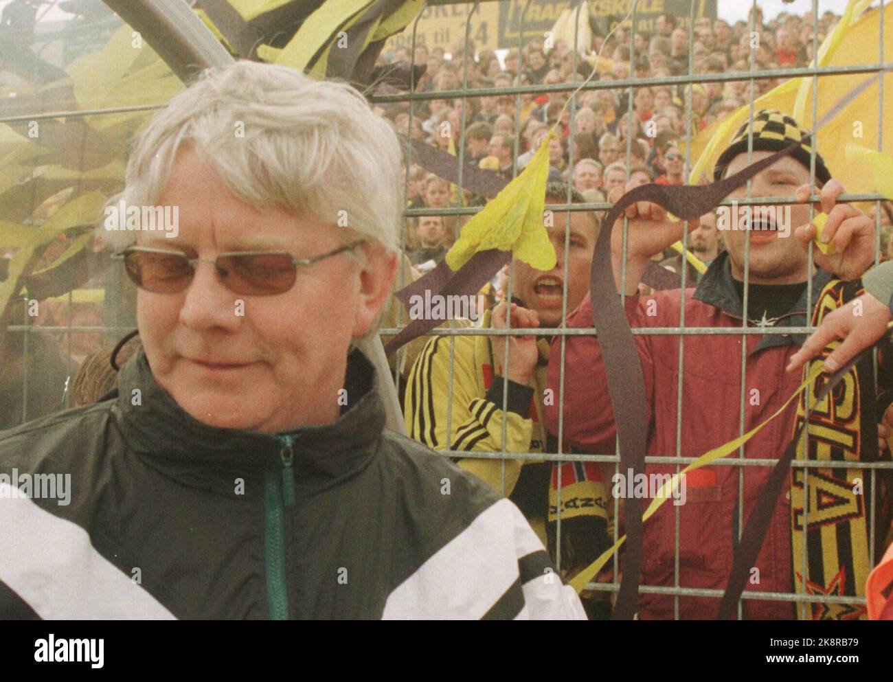 Cornelius poppe sunglasses football coach disappointment supporters ...