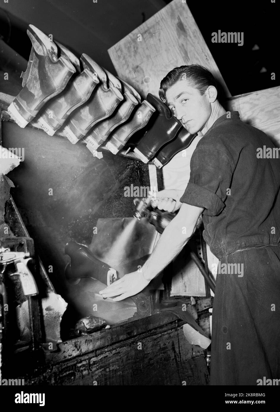 Askim 19471101. Increased production in Askim Rubber Factory. The men ...