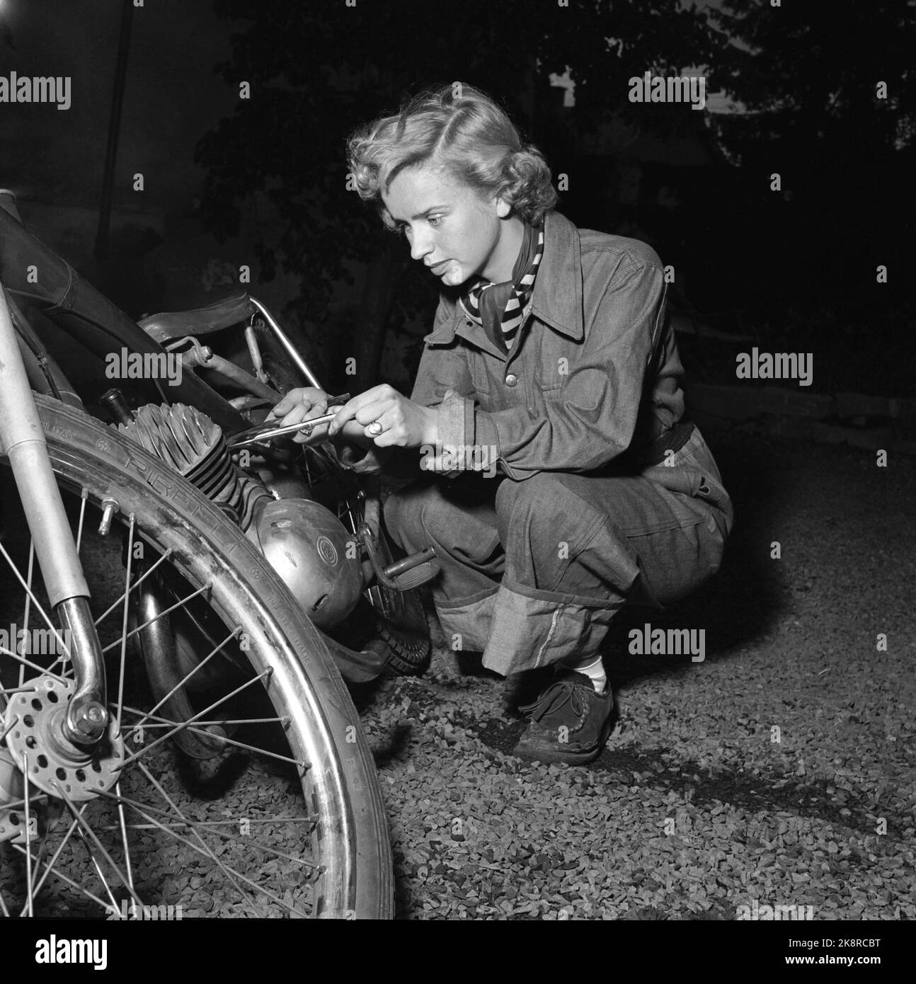 Oslo 1954 - Edna Falao is Europe's only female speedway runner. Here ...