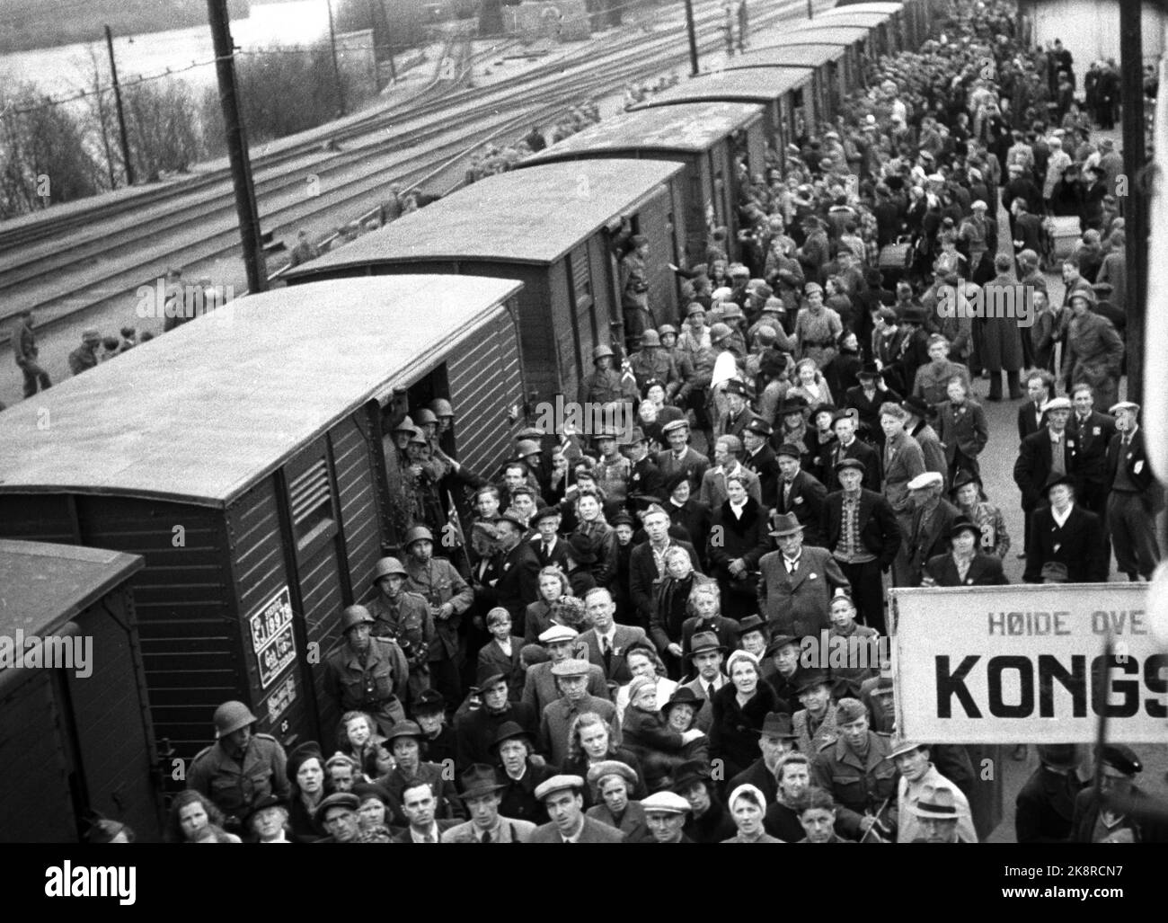 Where the soldiers were met by cheering crowds photo hi-res stock ...