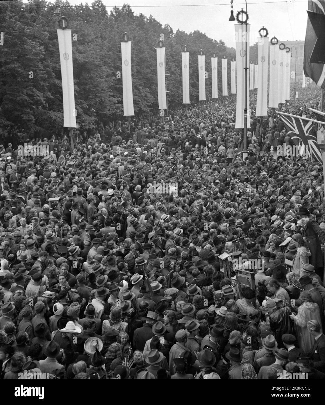 Oslo 19450607: Peace Days 1945. A cheering crowd welcomed the royal ...