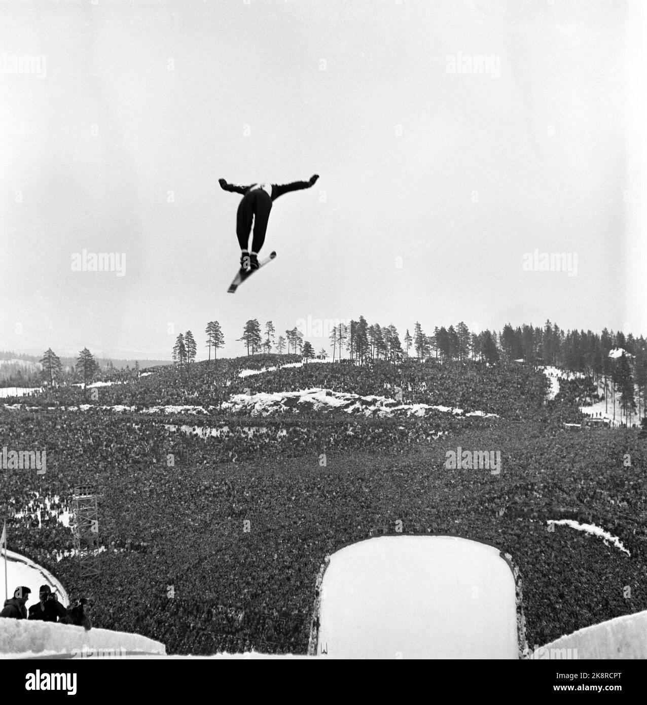 Olympic games in oslo in 1952 ski jumper in holmenkollbakken hi-res ...