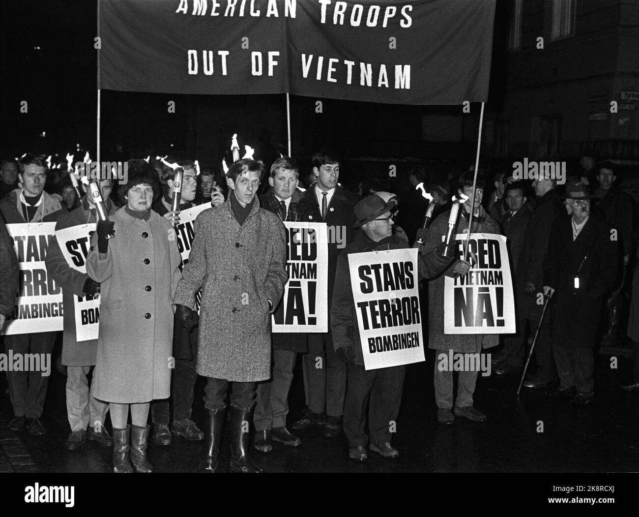 Oslo 19661210. Torch train against the war in Vietnam. Several thousand ...