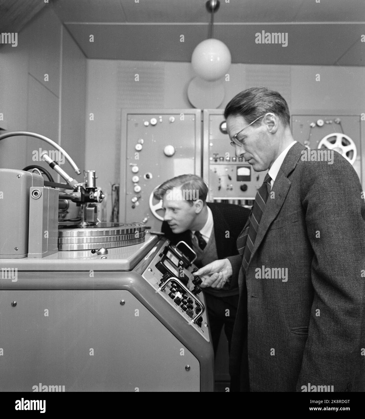 Oslo 18 May 1957. "The Monn-Keys" makes plate, here a machine used ...