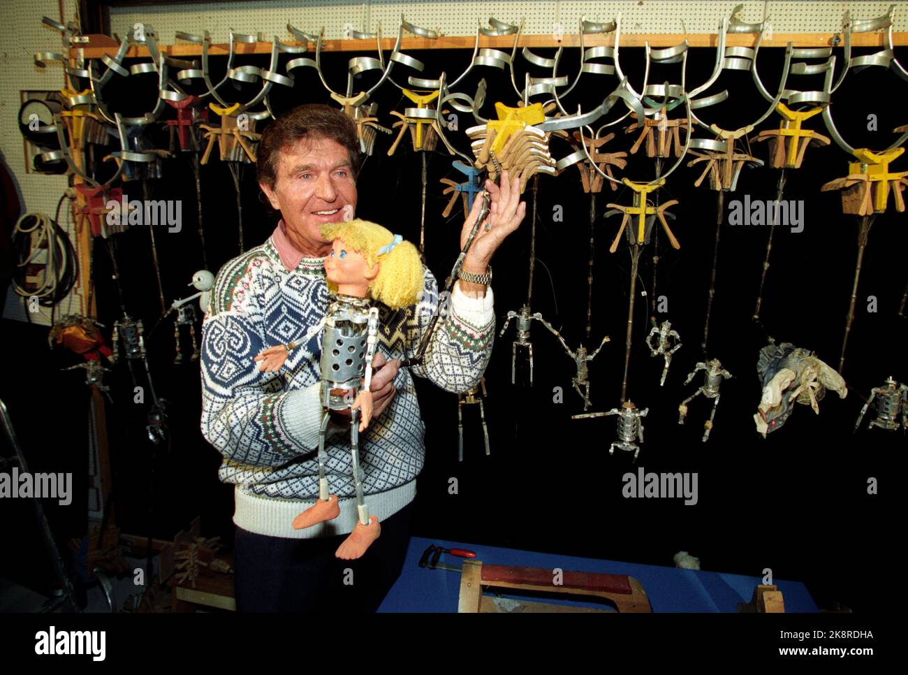 Snarøya, October 1993. Filmmaker Ivo Caprino shows off the system ...