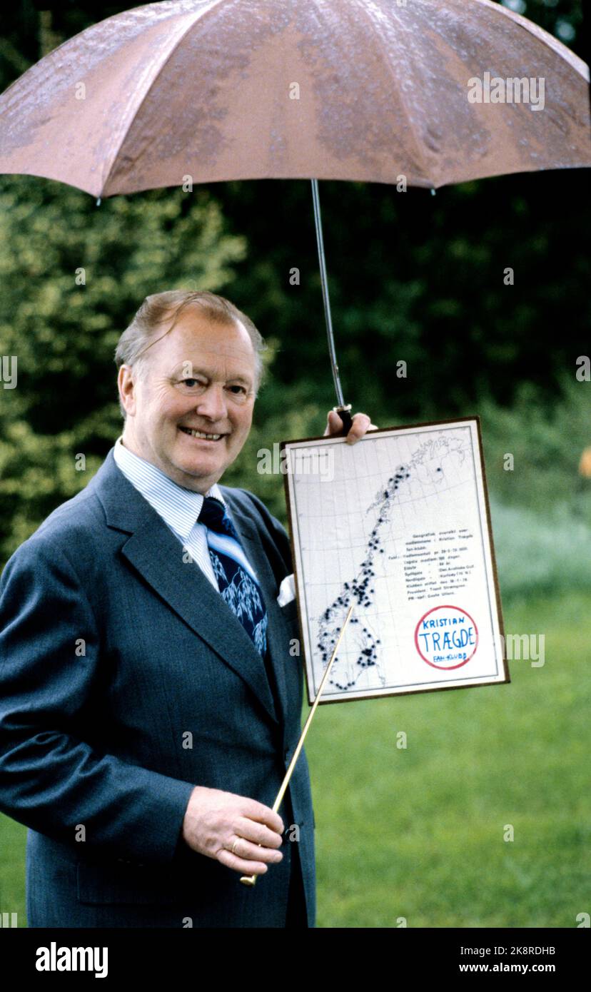 Oslo 19790530. State meteorologist Kristian Trægde gets gold bar of ...