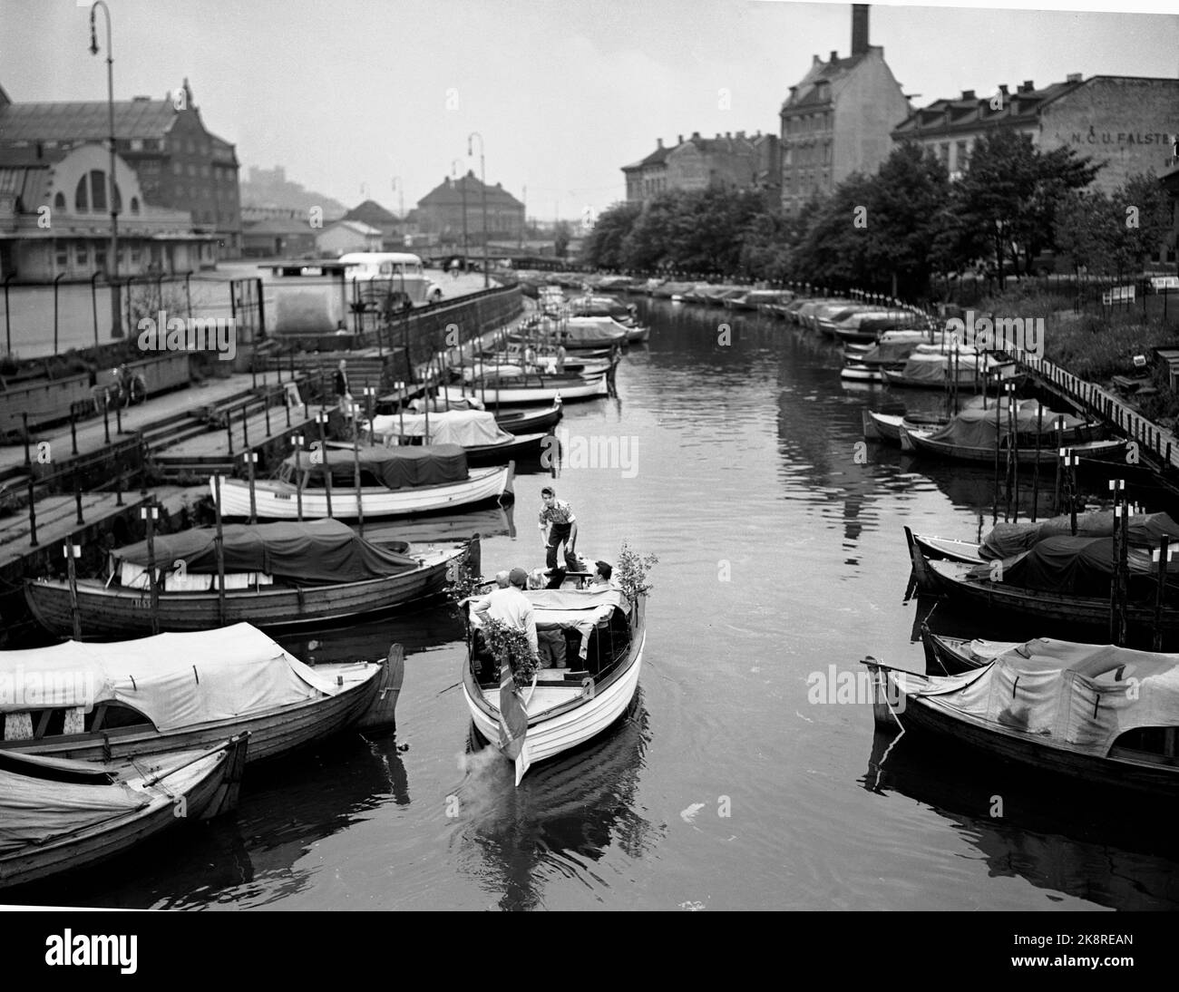 Oslo 19540623 St. his exit on the Akerselva. Happy people in a flower ...