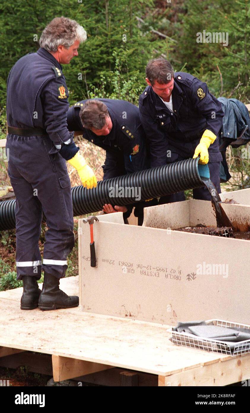 Forensic technician Hans Nossen from Halden Police Chamber, Bjørn Davan ...