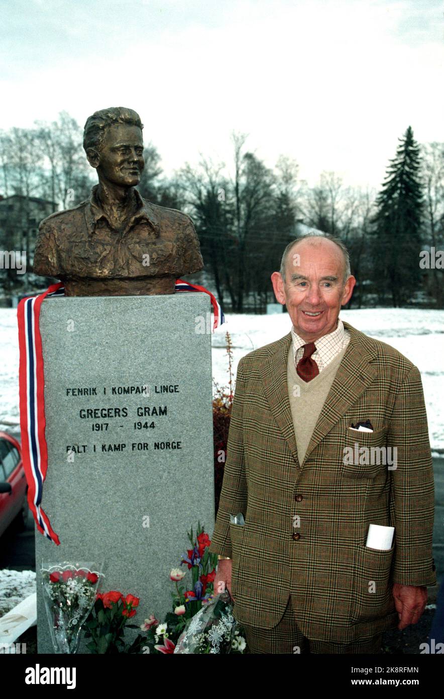 Oslo 19941113: The opponent Max Manus unveils the bust of the opponent ...