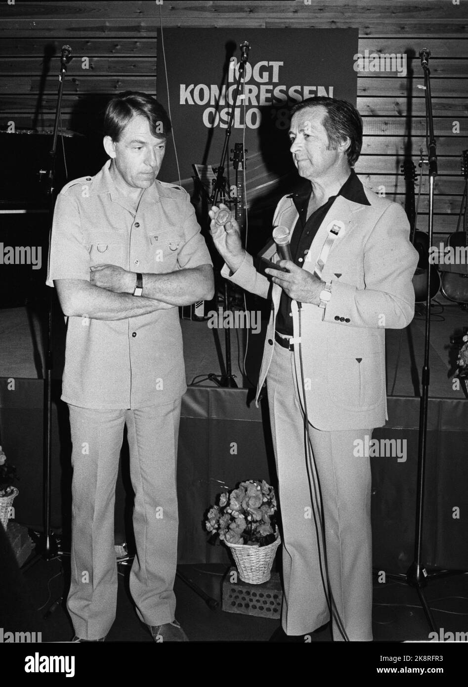 Oslo 19830712: Arne Treholt receives IOGT's highest award "Wagnson ...