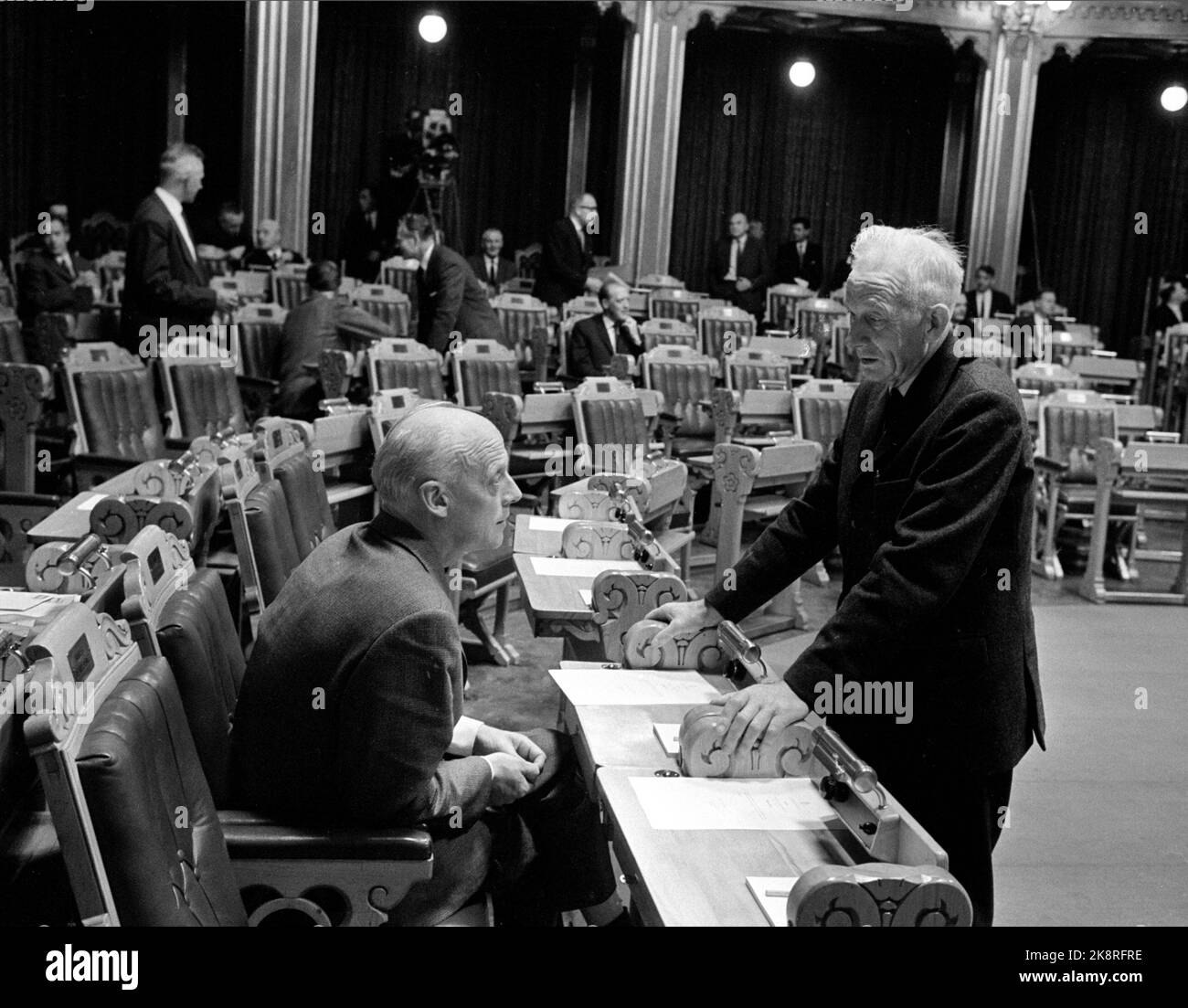 Ntb ntb throne debates politicians Black and White Stock Photos ...