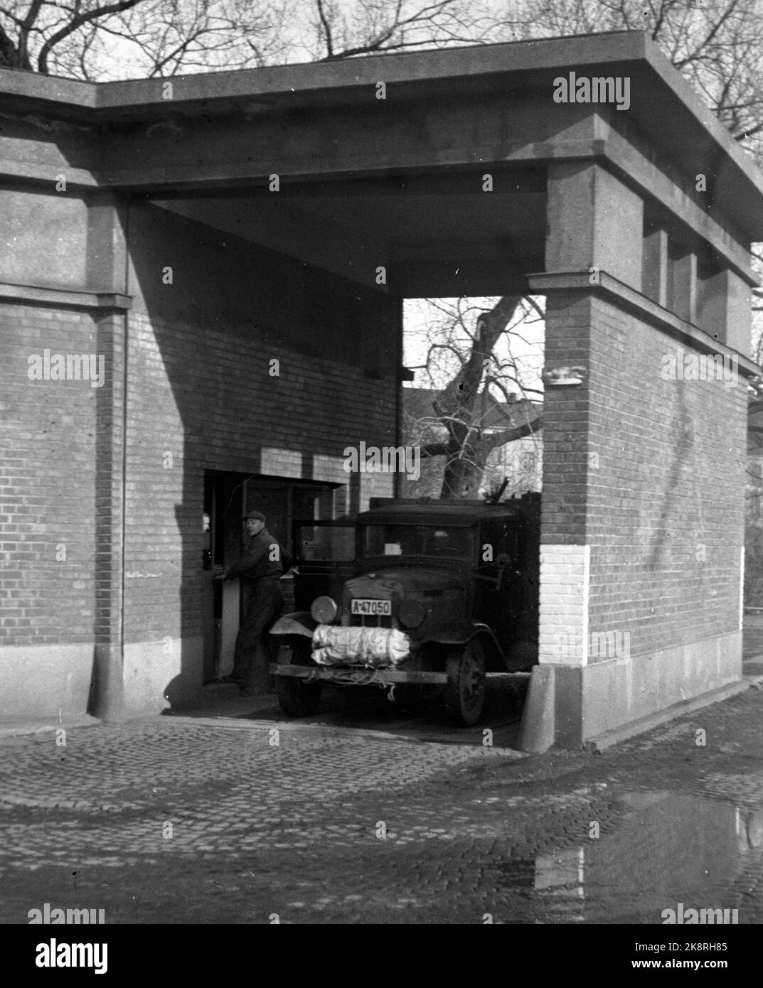 WW2 Oslo 19440311 The city weight on the anchorage. Photo: NTB ...