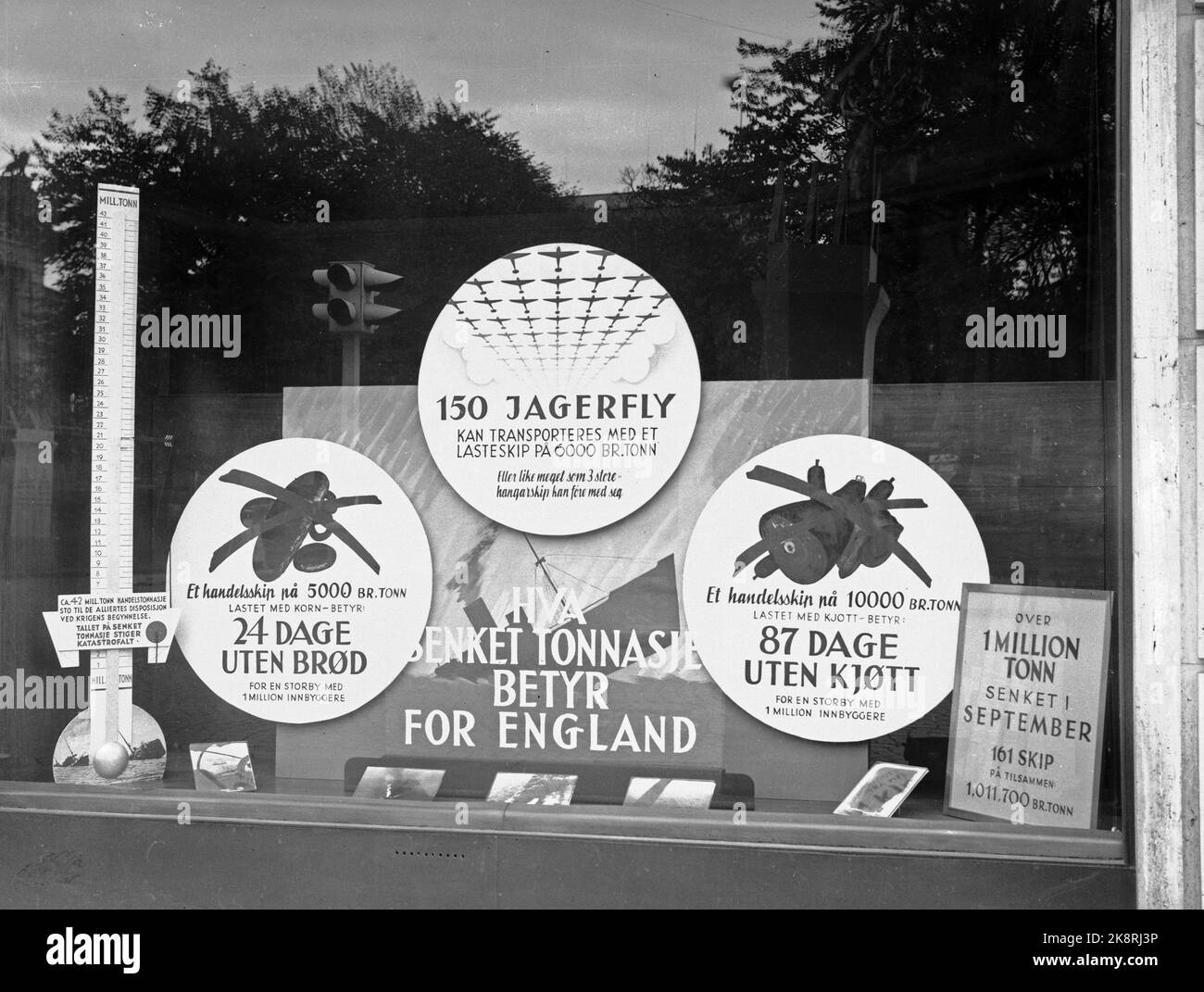WW2 Oslo 19421010 German Statsban's information office. Here's window ...