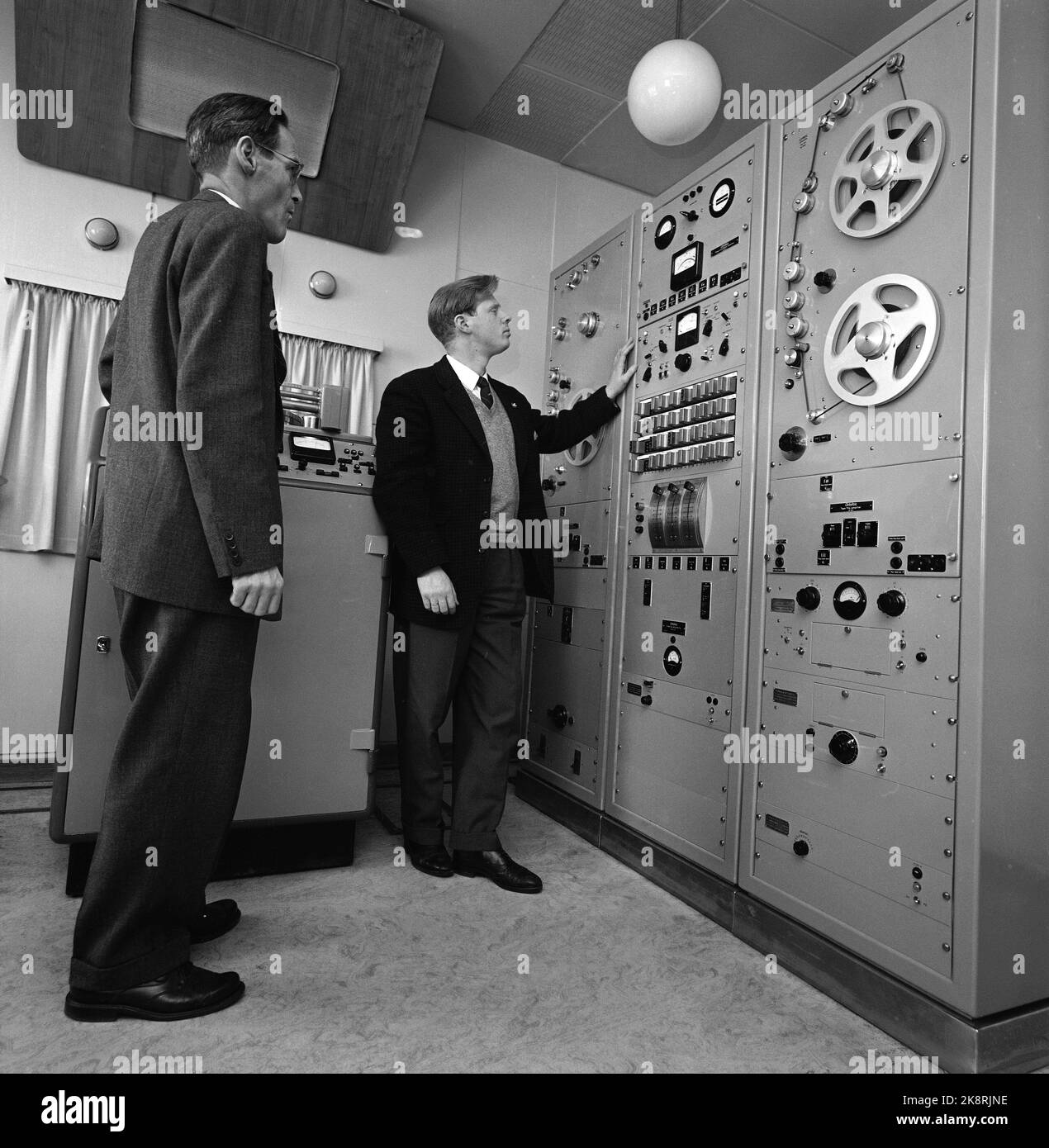 Oslo 18 May 1957. "The Monn-Keys" makes plate, here a machine used ...