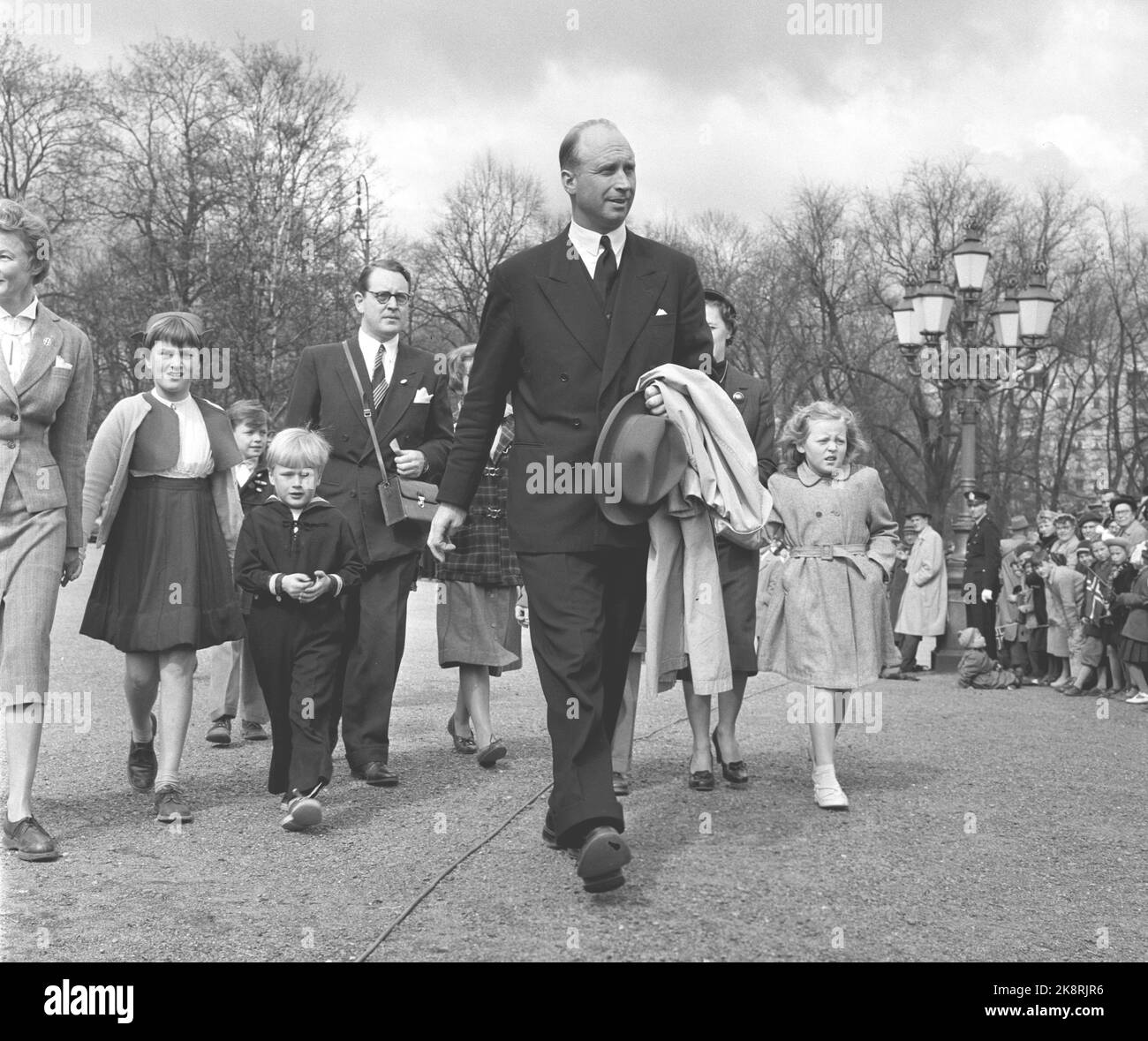 Current archive ntb anniversaries full figure hi-res stock photography ...
