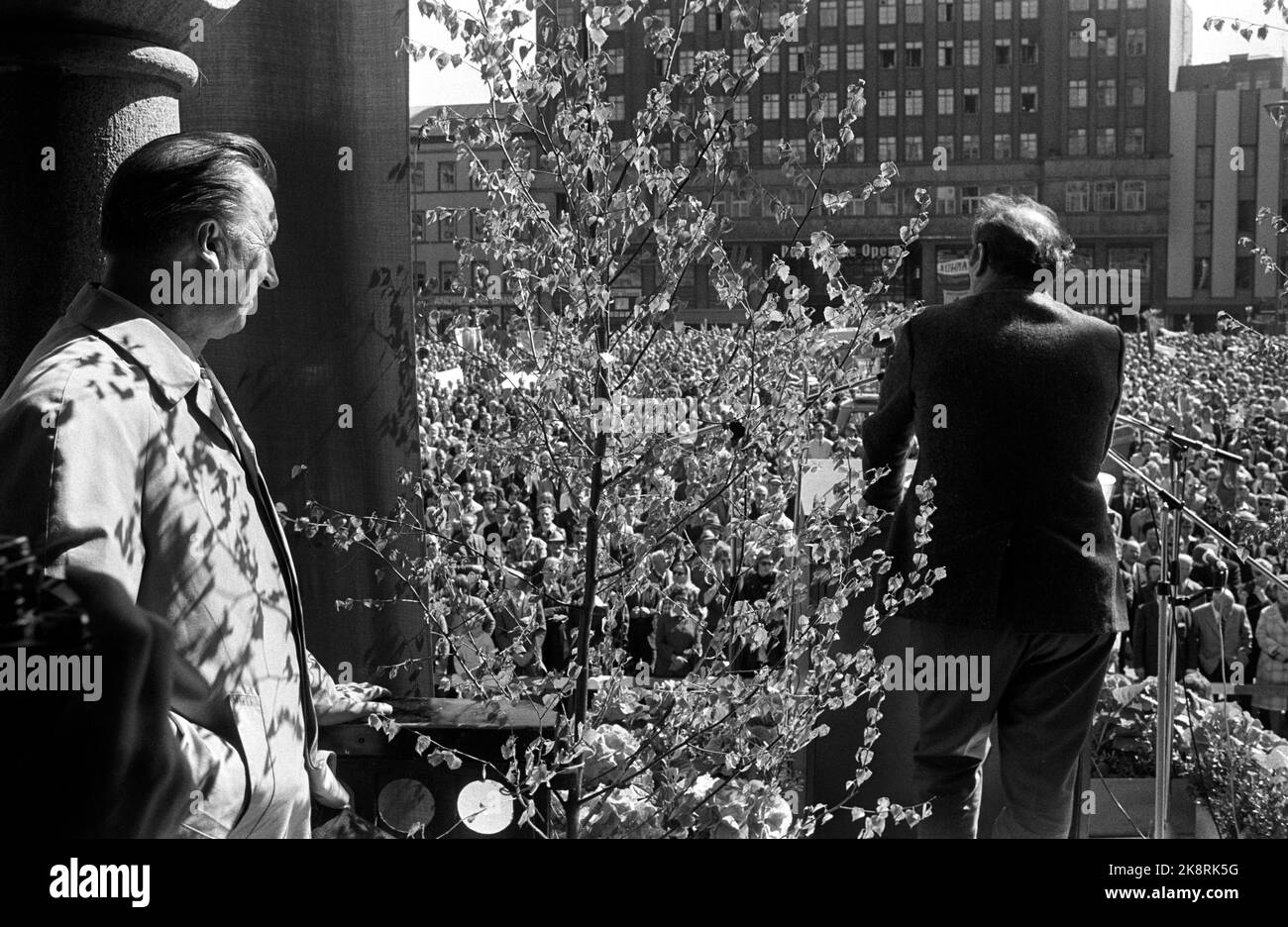 Speaker stands Black and White Stock Photos & Images - Alamy