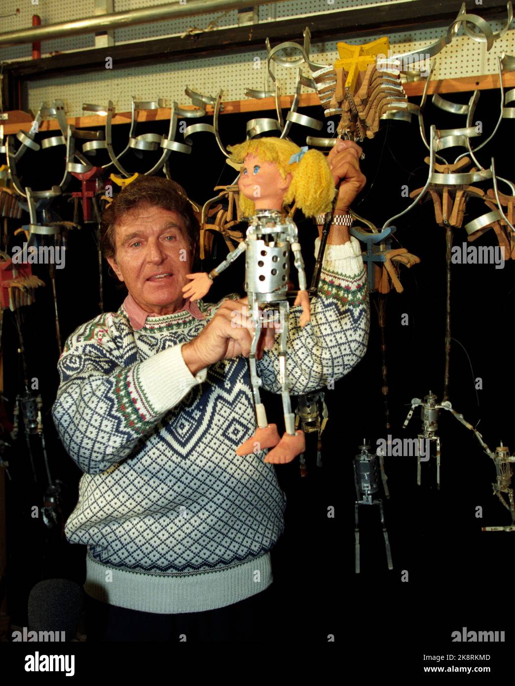 Snarøya, October 1993. Filmmaker Ivo Caprino shows off the system ...