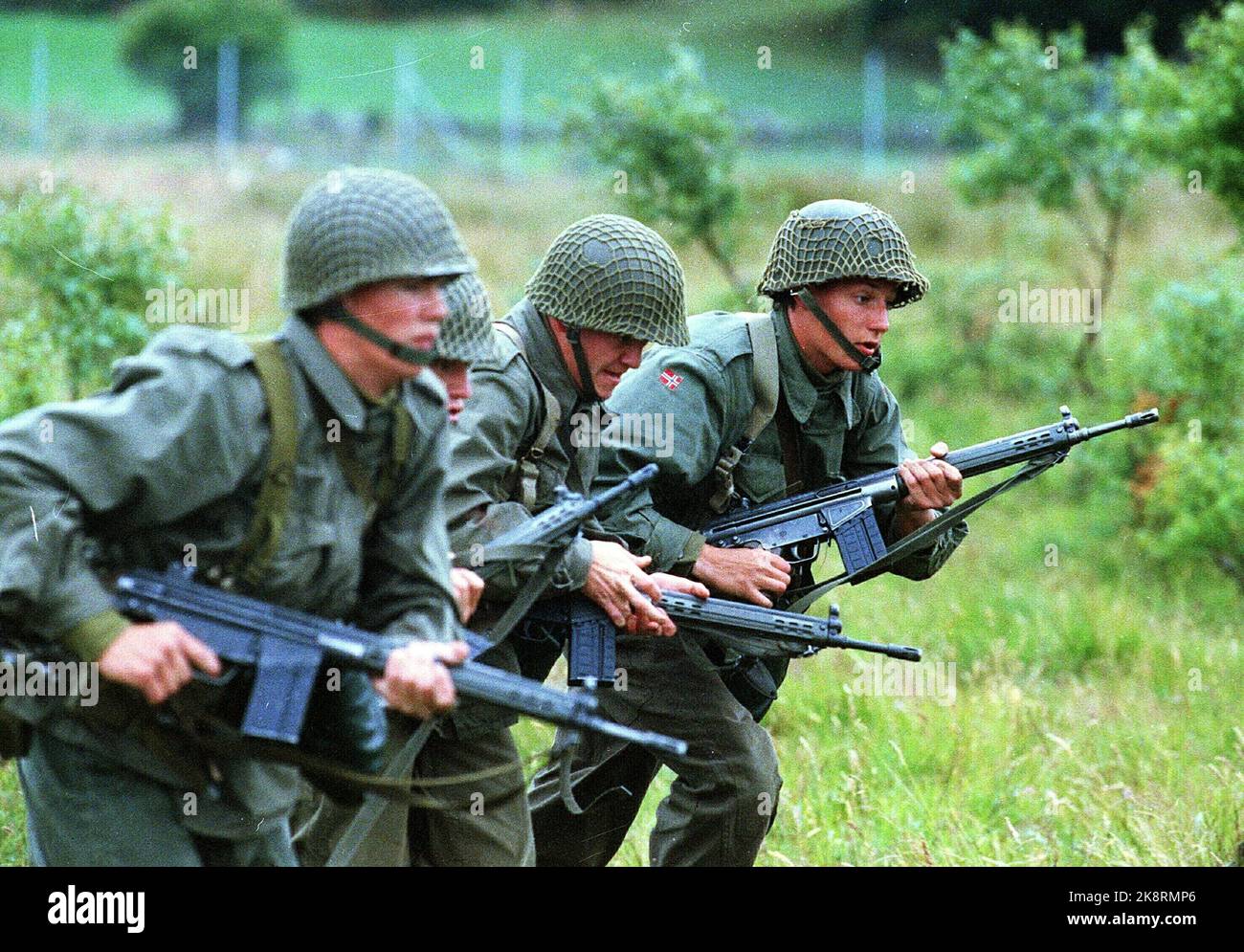 Madla19920715: Crown Prince Haakon (t.h.) at the Navy's recruiting ...
