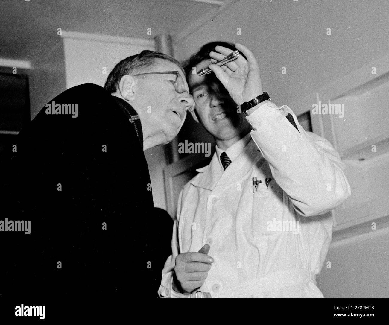 Radiation measuring instrument Black and White Stock Photos & Images ...