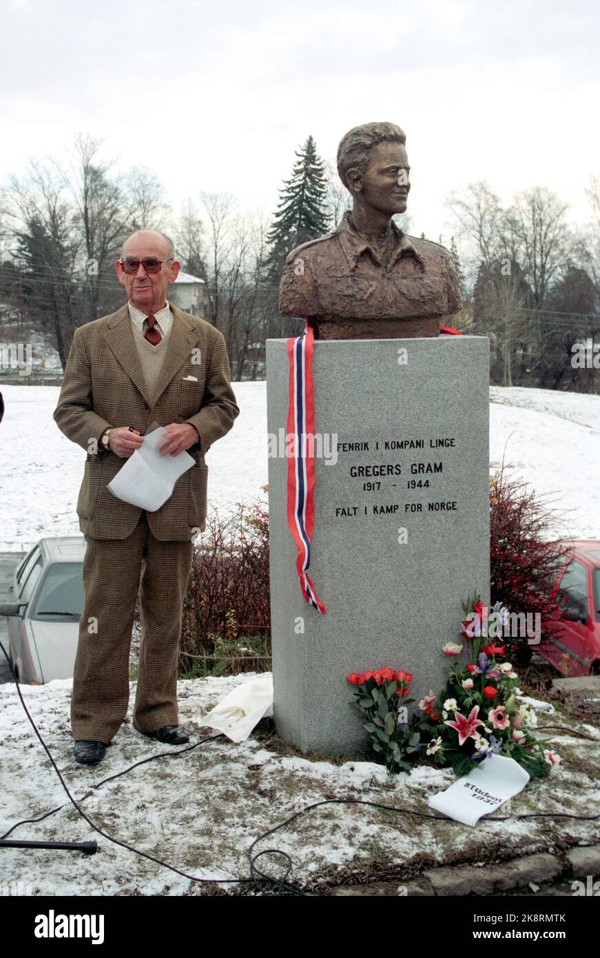 Oslo 19941113: The opponent Max Manus unveils the bust of the opponent ...