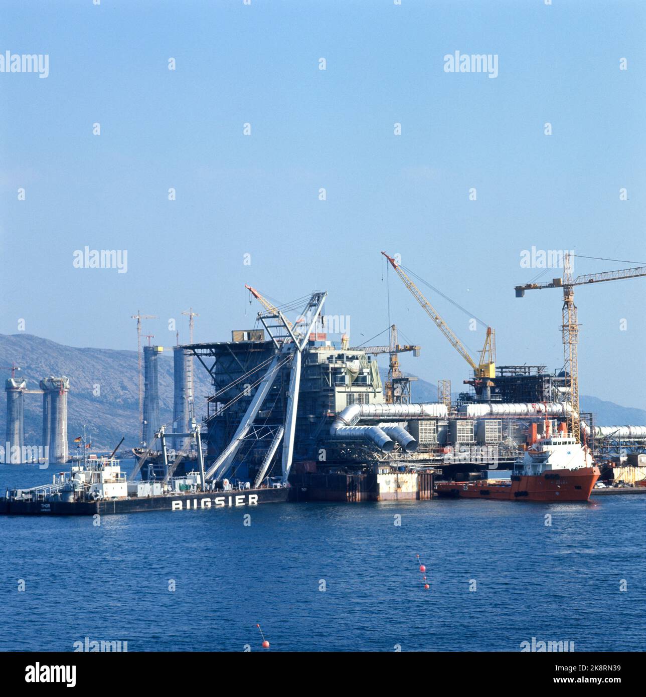 Stavanger 197506: Construction of oil drilling platforms at the yard in ...
