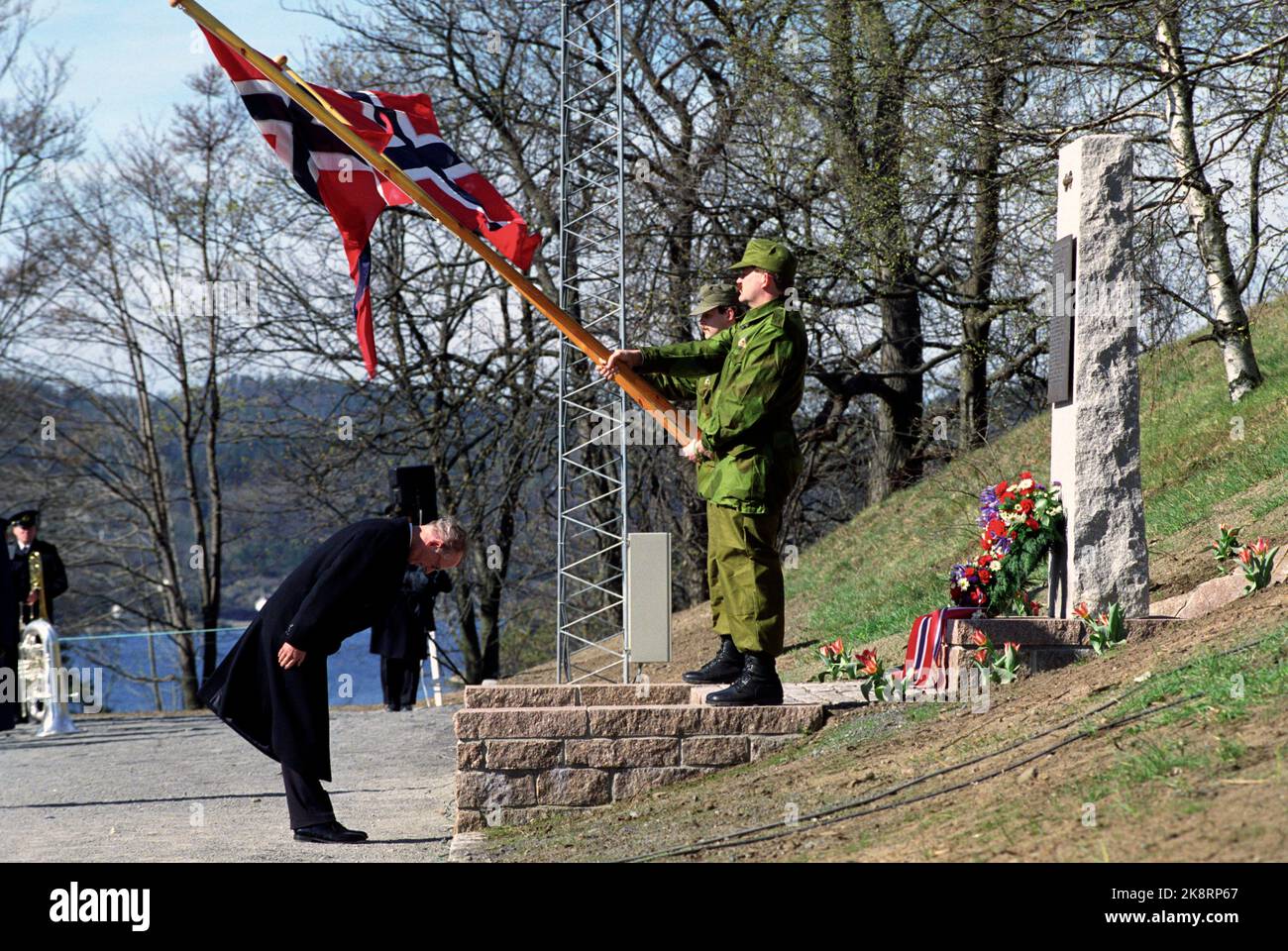 Drøbak, Oscarsborg April 9, 1990. Prime Minister Jan P. Syse puts a ...