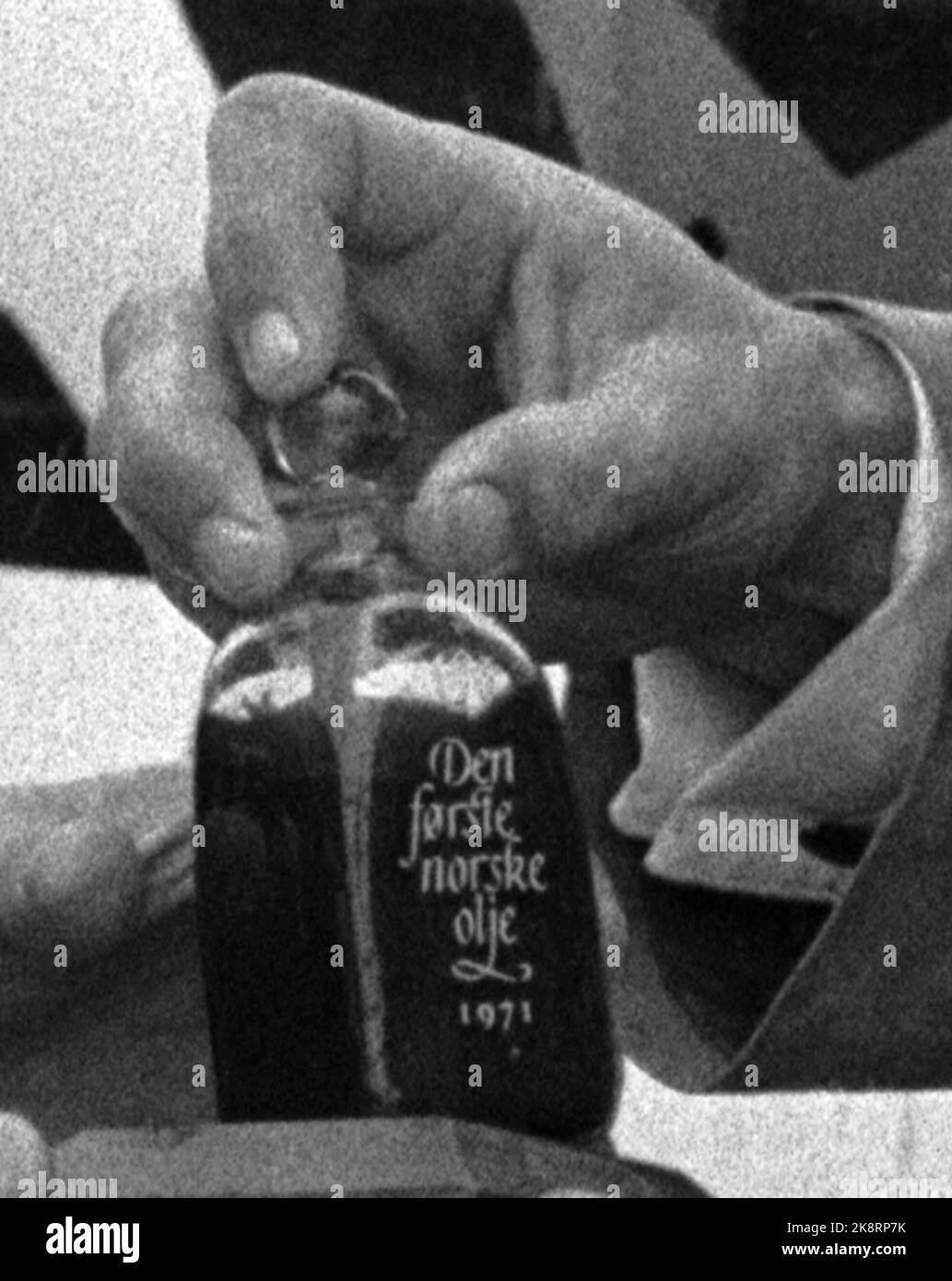 Sola 19710804 The first Norwegian raw oil comes to the Shell refinery ...