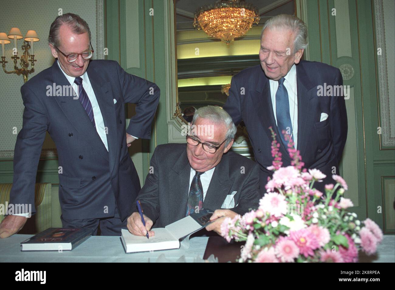 Oslo 19911023 politician Jo Benkow presents his book about King Olav ...
