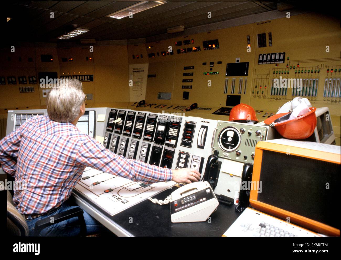 North sea 19821123 the oil platform statfjord control room photo hi-res ...