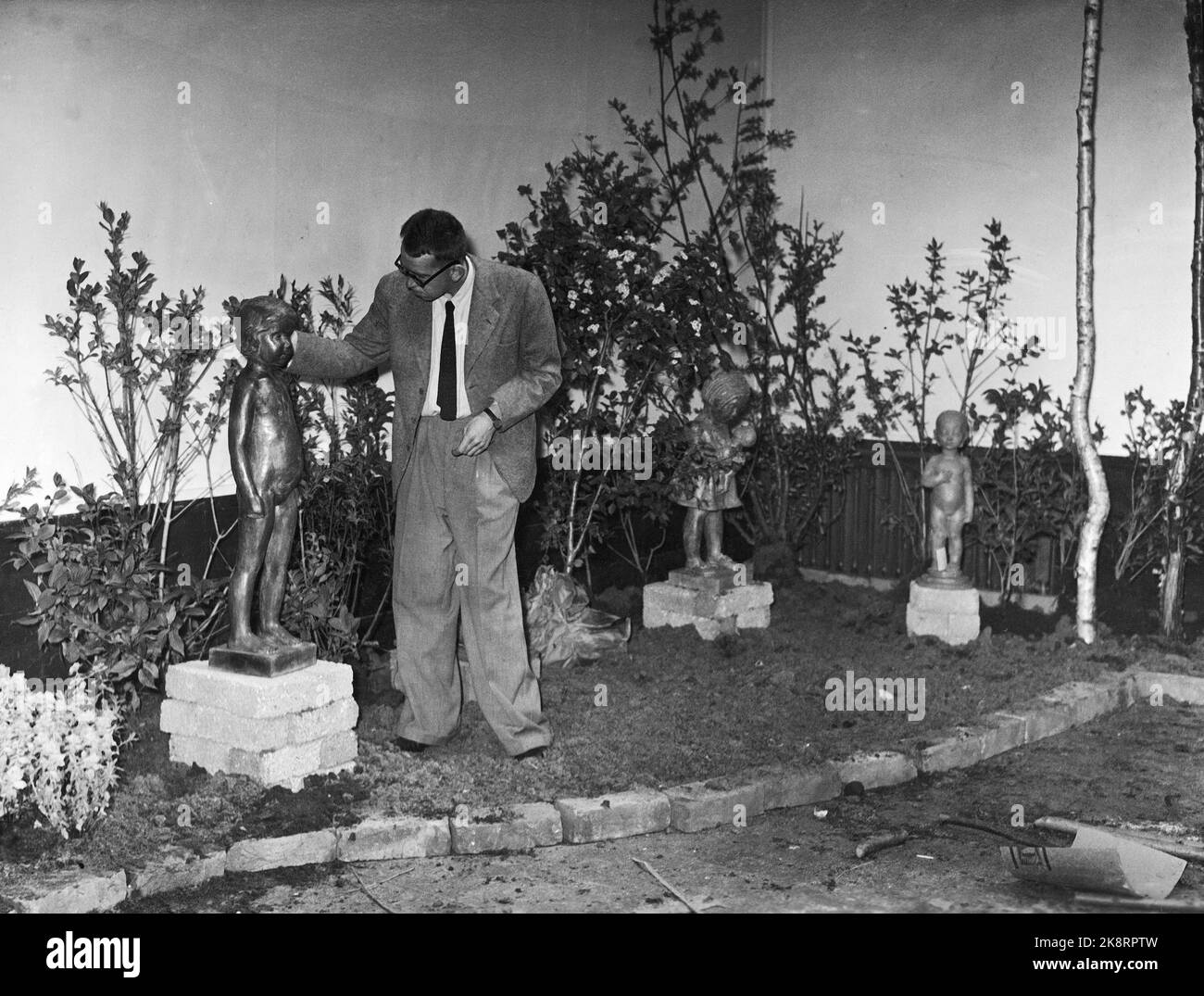 Oslo 19420612. Hage sculptures in the Artists' Association. Fv ...