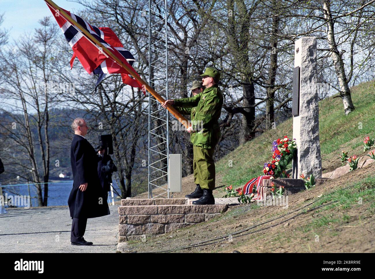 Drøbak, Oscarsborg April 9, 1990. Prime Minister Jan P. Syse puts a ...