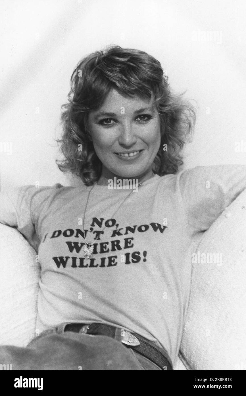 Circa 1980: Country singer TANYA TUCKER wearing a T-shirt that states ...