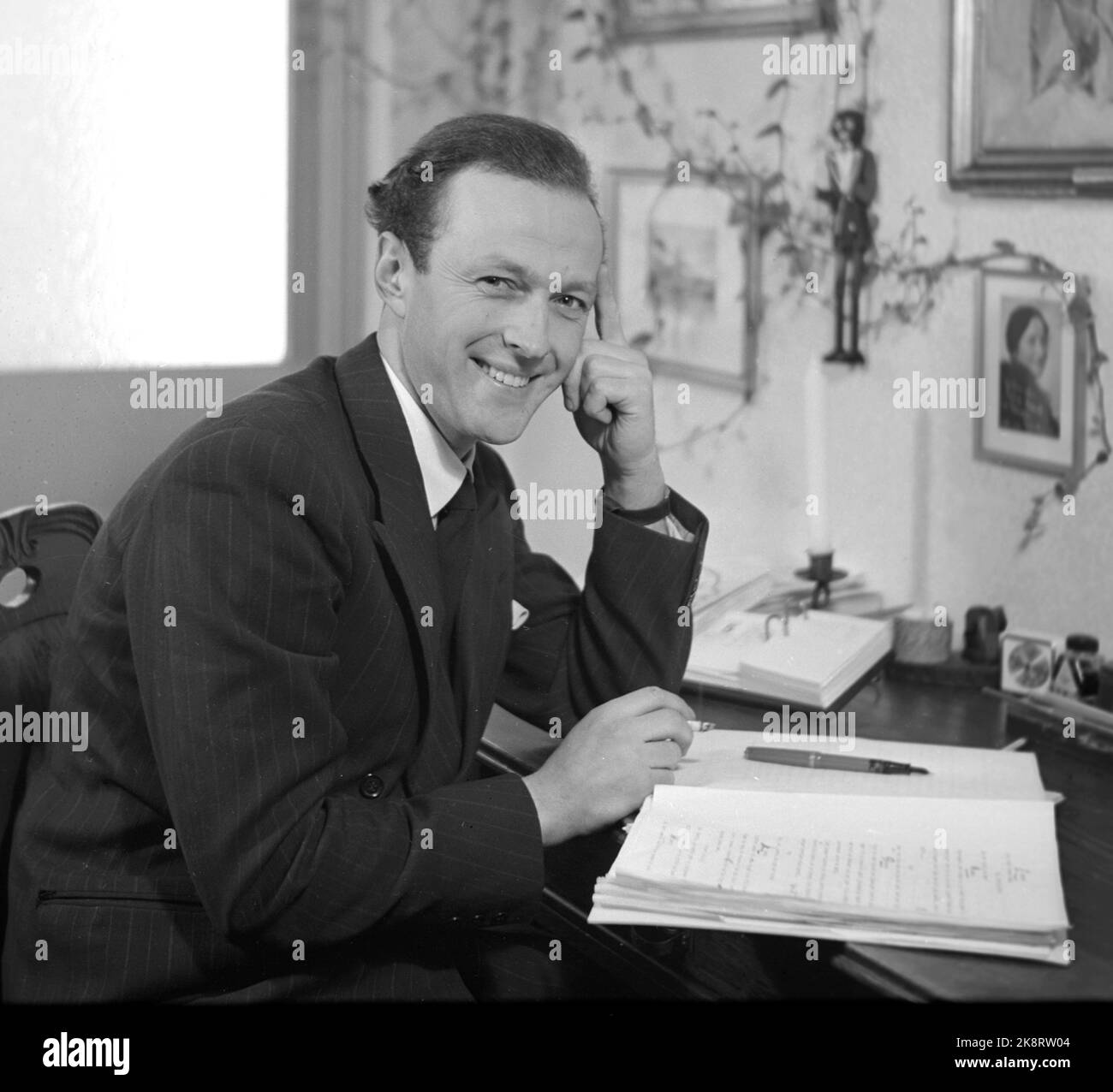 Oslo 19470347 actor frank robert smiles photo hi-res stock photography ...