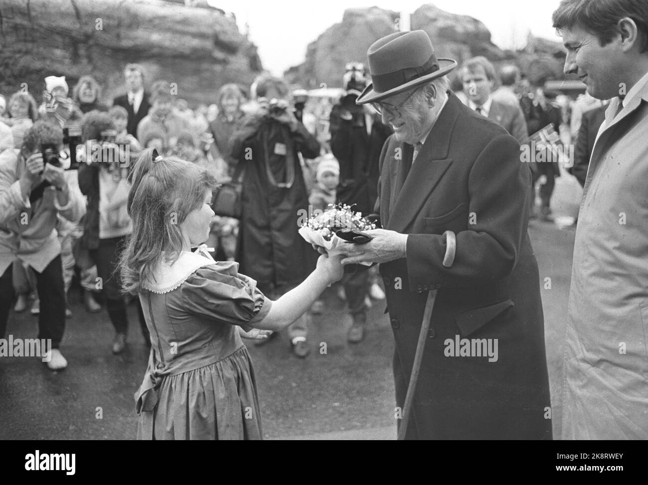 Bergen 19890330. King Olav opens the crane that leads the oil from ...