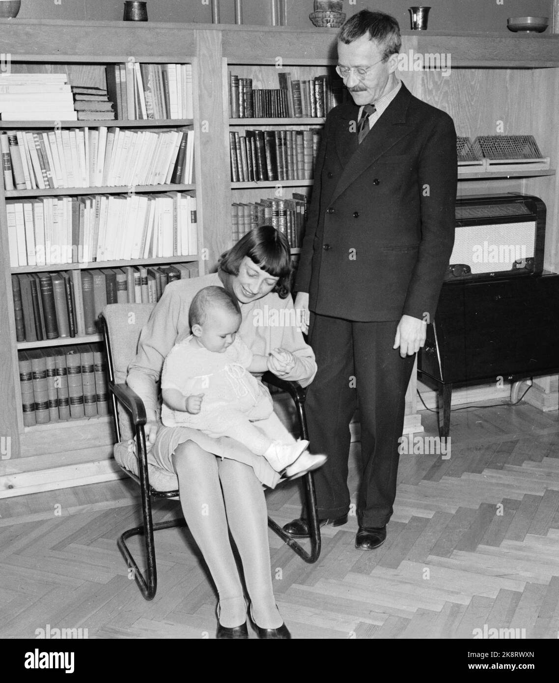 Oslo 19470415. Author Arnulf Øverland photographed in his home with his ...