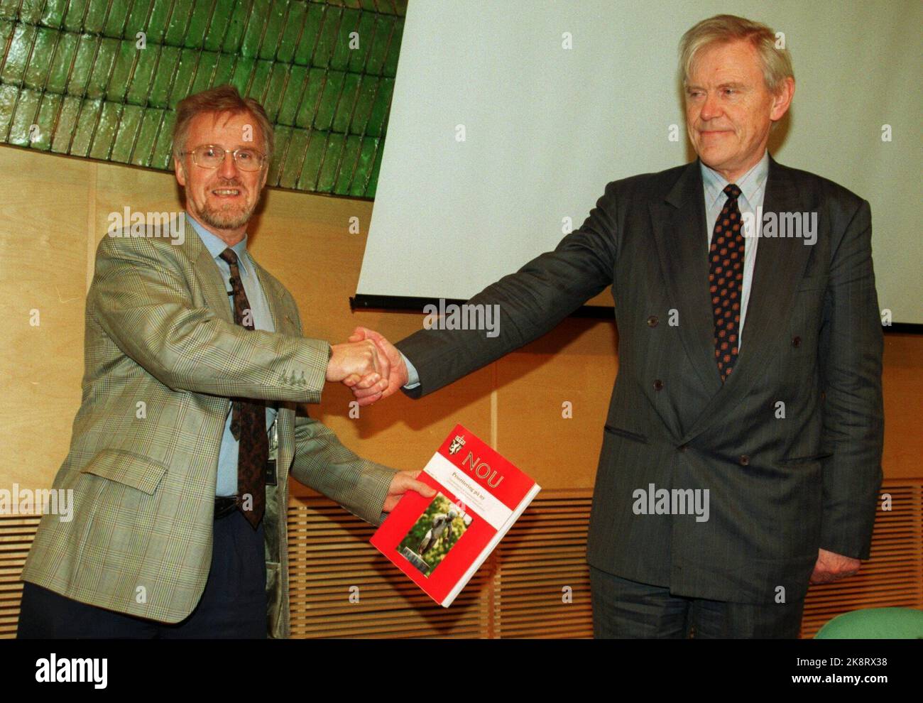 Cornelius poppe ntb public press conferences handshake public documents hi-res stock photography ...
