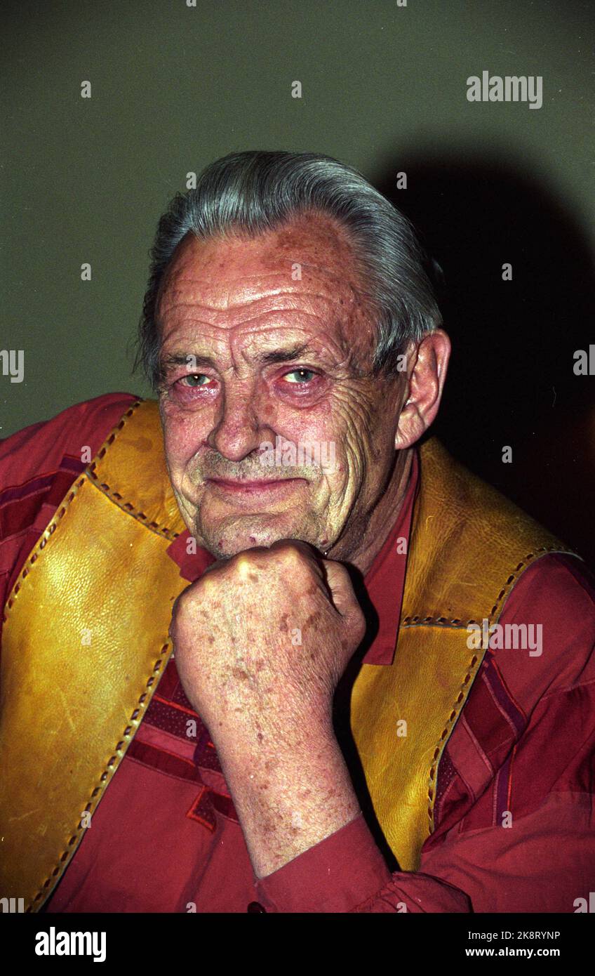 Oslo 199311111 Erik Bye, photographed at Hotel Continental. Interview ...