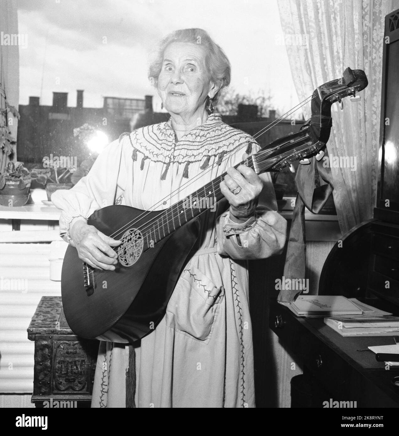 Actor Bokken Lasson, here at the age of 85, treats his lute with the ...