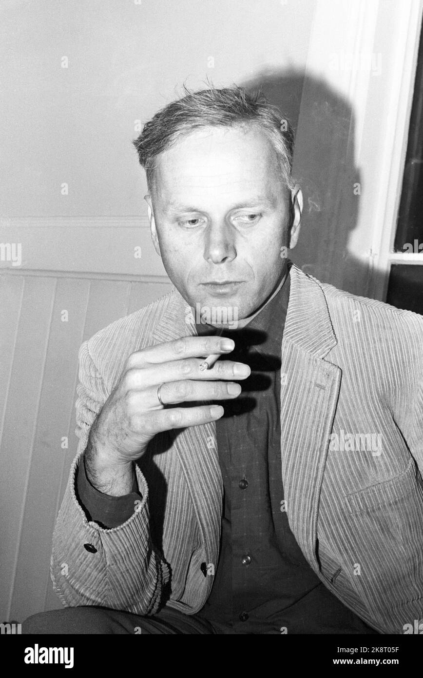 Aage storlokken current ntb cigarettes alone portrait social action hi ...