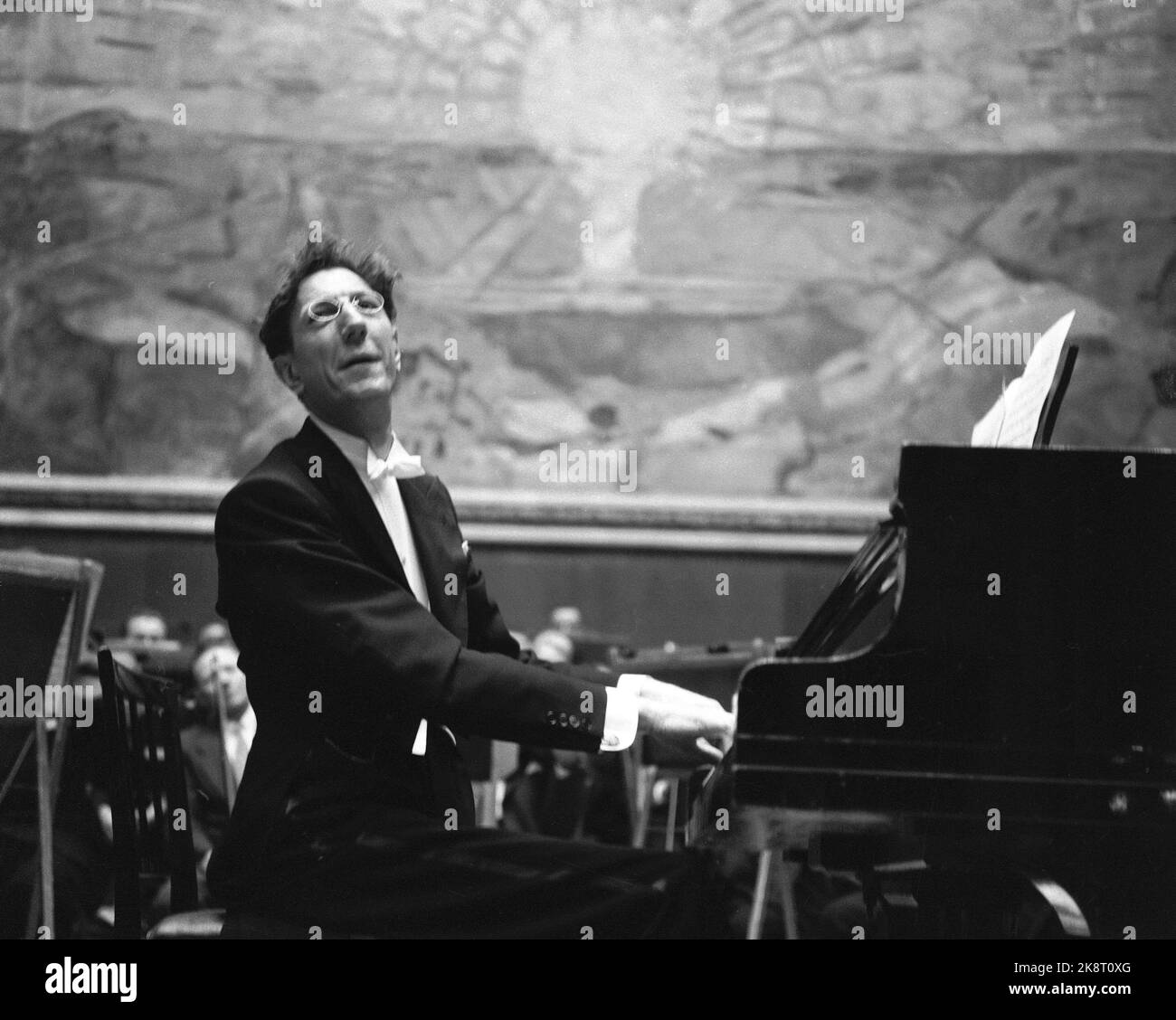 Adjust at the grand piano photo hi-res stock photography and images - Alamy