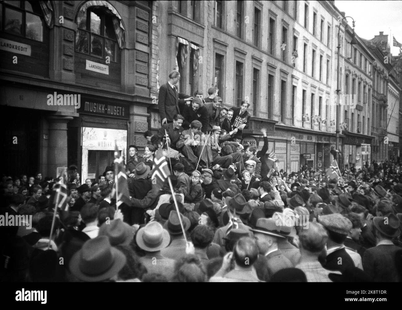 Oslo 19450508: Peace Days May 1945. Liberation Day May 8, Cheers at ...
